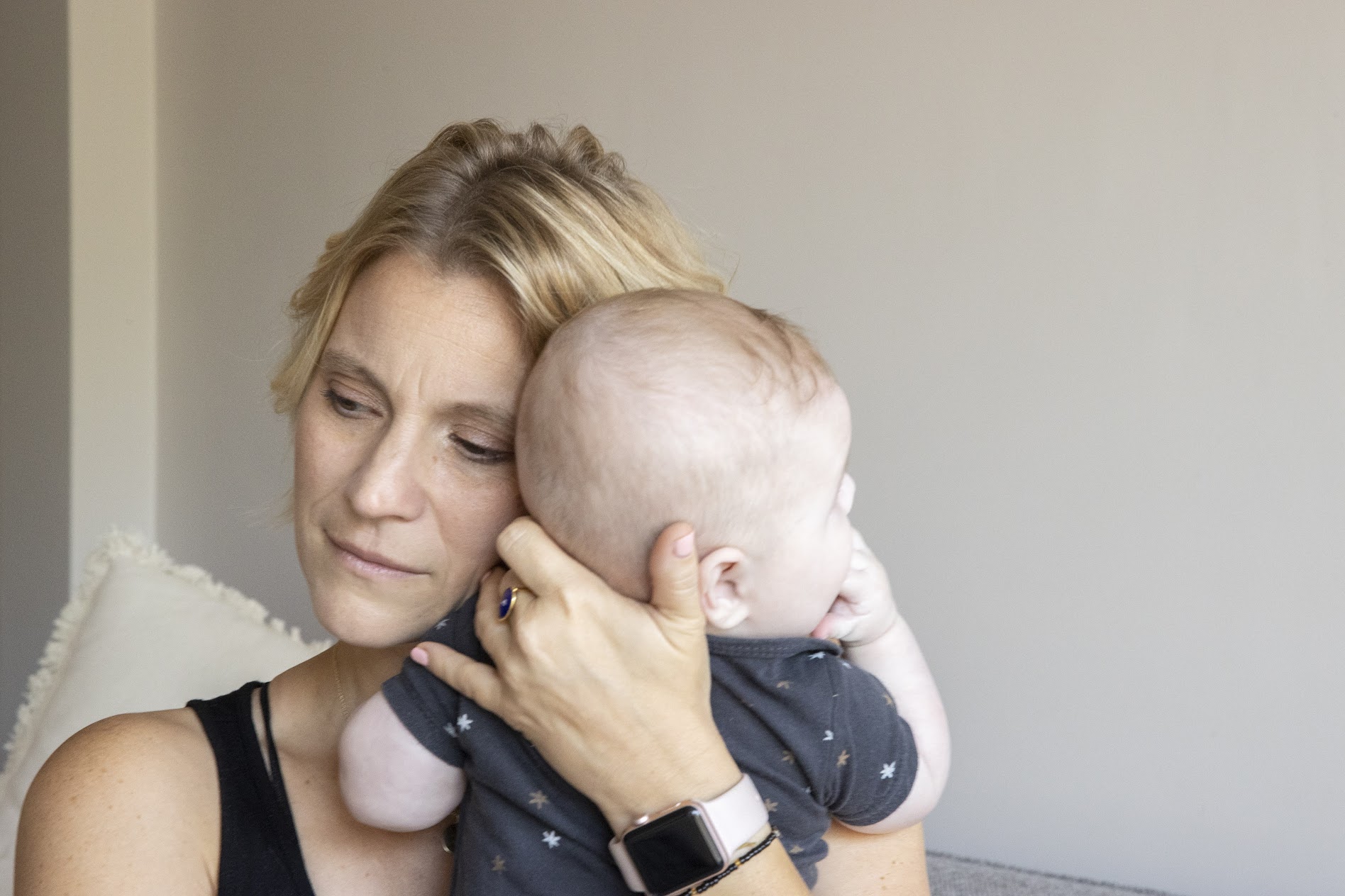Zo ondersteun je het mentale welzijn van je kind al in de babytijd | Mamabaas